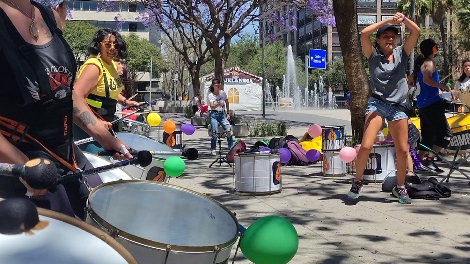Marchar al ritmo de la percusión: tambores por las mujeres - Corriente ...
